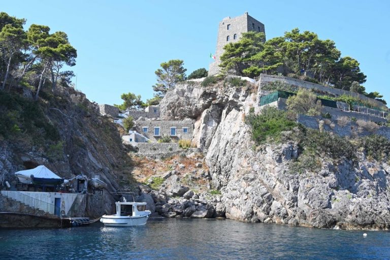 Li Galli: tra delfini e sirene nell'isola dei sogni - Evolution Travel